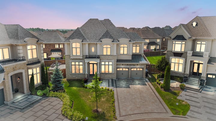 Luxury Estate Near Pearson | Brampton - Brampton
