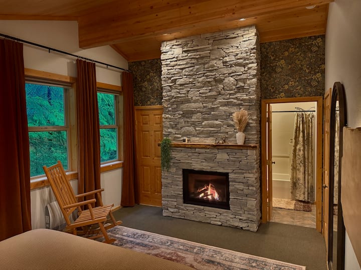 Sky Cedar Forest Haven - Cascade Mountain, WA