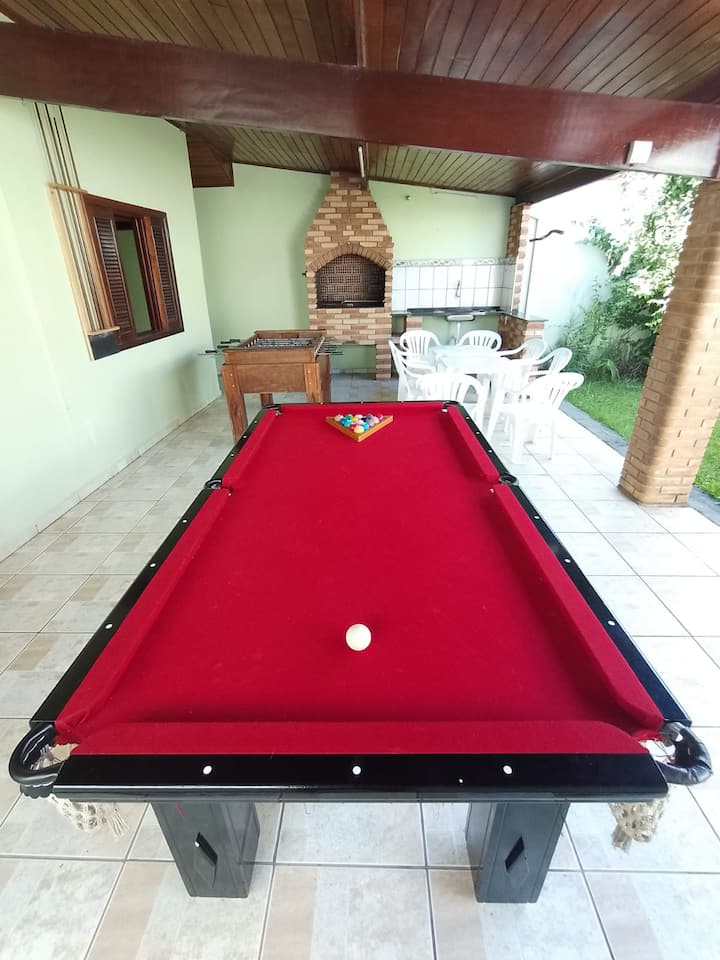 Casa No Centro De Peruíbe, Possui Mesas De Jogos - Peruíbe