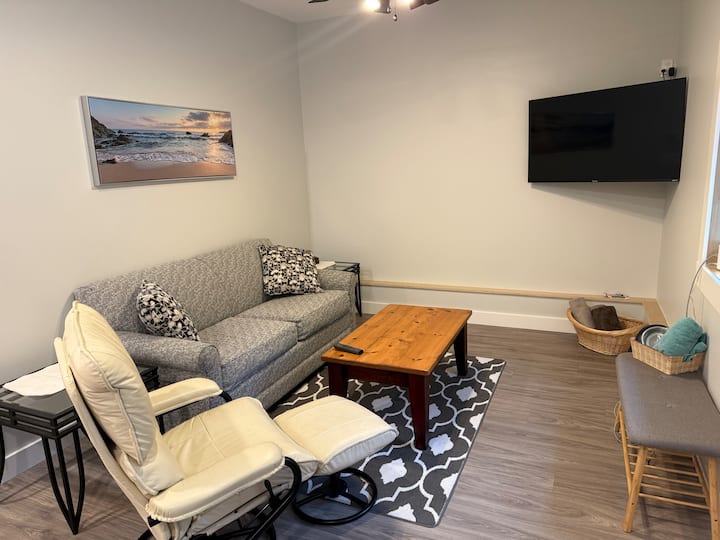 Links & Vines Getaway - Quiet Private Guesthouse - Cowichan Bay