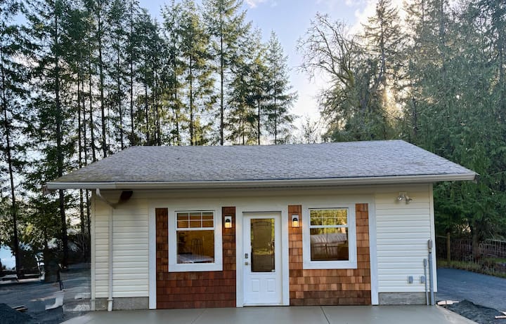 Links & Vines Getaway - Cowichan Bay