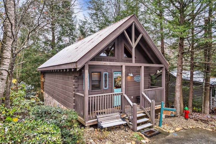 Cozy Log Cabin- New Hot Tub, Near Dtown Gatlinburg - Gatlinburg, TN