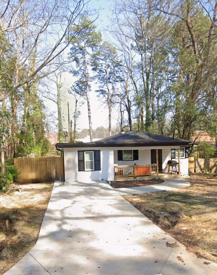 Cozy 4bd Home + Big Deck - 10 Min Atl Airport - Hartsfield-Jackson Atlanta Airport (ATL)