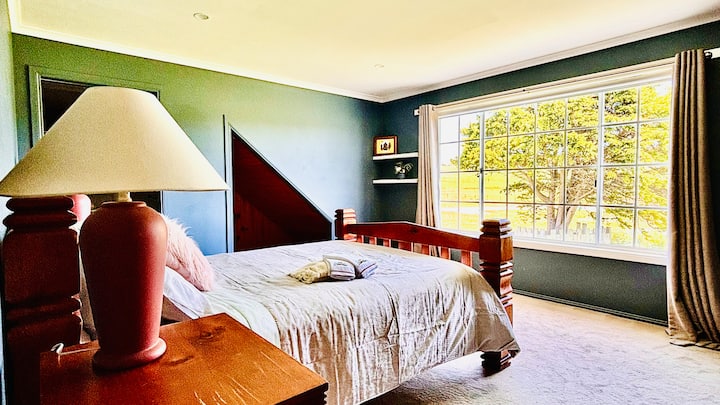 Cozy Queen Room With Pasture Views & Minibar - Stanley