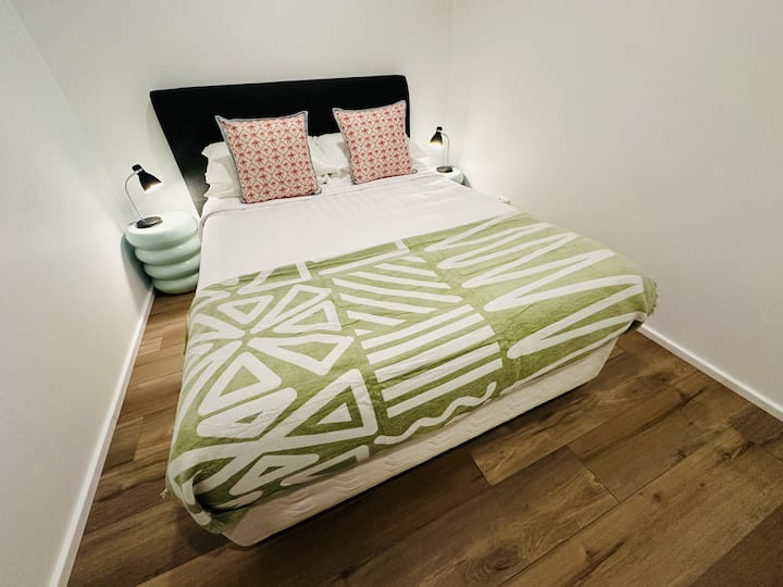 Newly Renovated, Sleeps 6, Aircon, Parking - Kingswood