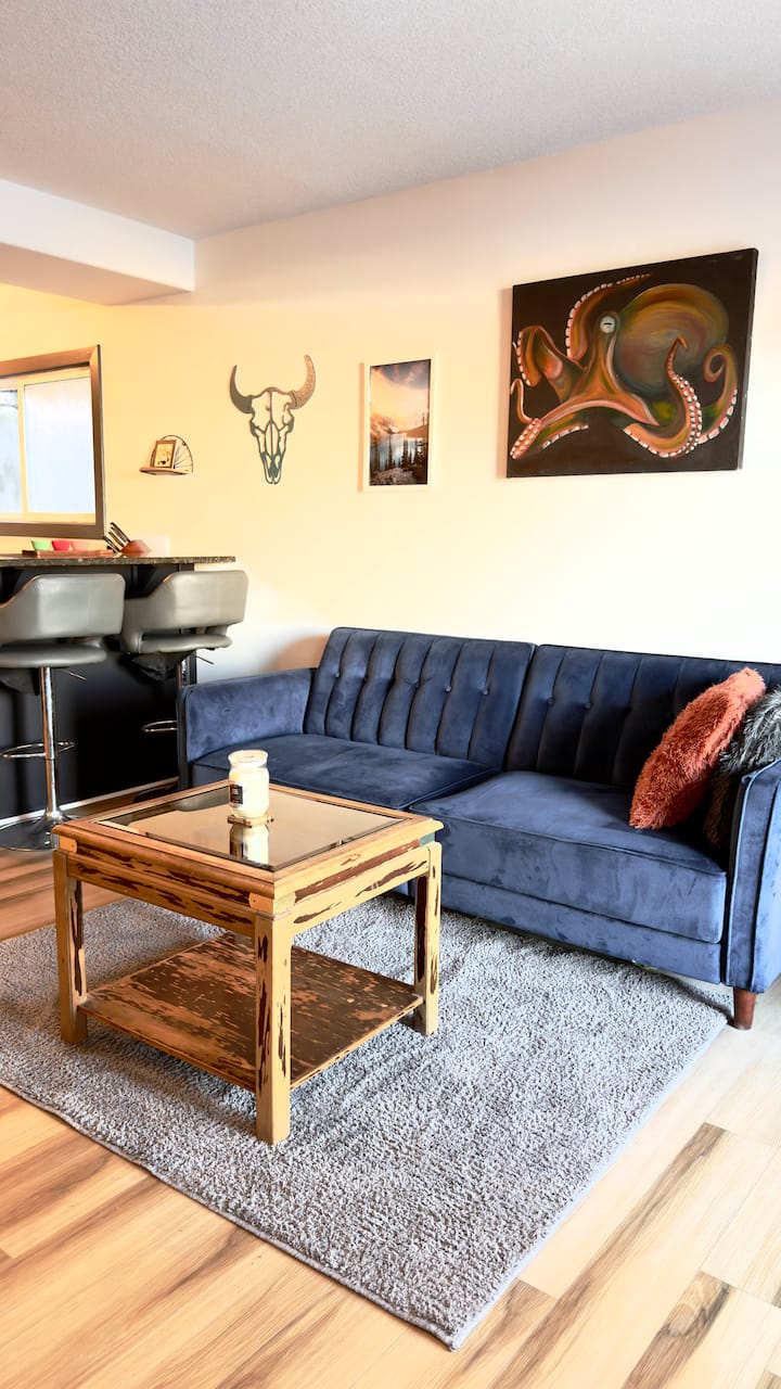 Cozy Boho Downtown Apartment - Calgary