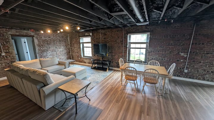 Large Penthouse Loft With Exposed Brick - Kansas City, MO