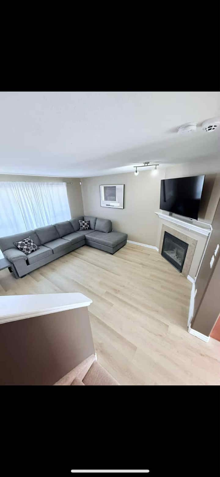 Comfortable And Convenient Townhouse On West End. - Grande Prairie