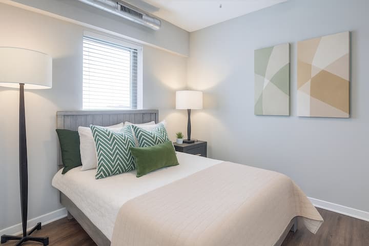 *Upscale Suite* Steps From Piedmont Hospital Atl - Atlanta, GA