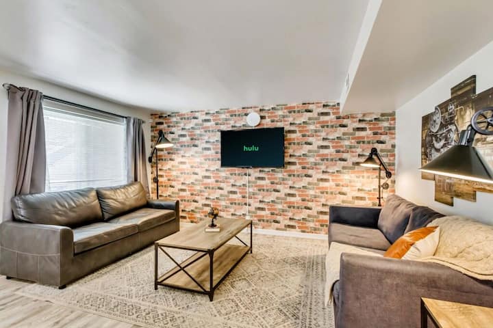 Modern 2br • Fast Wi-fi • Downtown Slc • Parking - Salt Lake City, UT