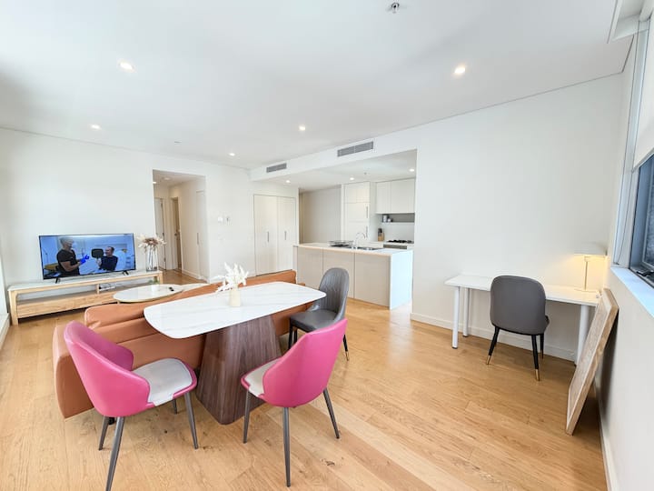 Dual Aspect Home On High Floor With Pool & Gym - Lane Cove National Park