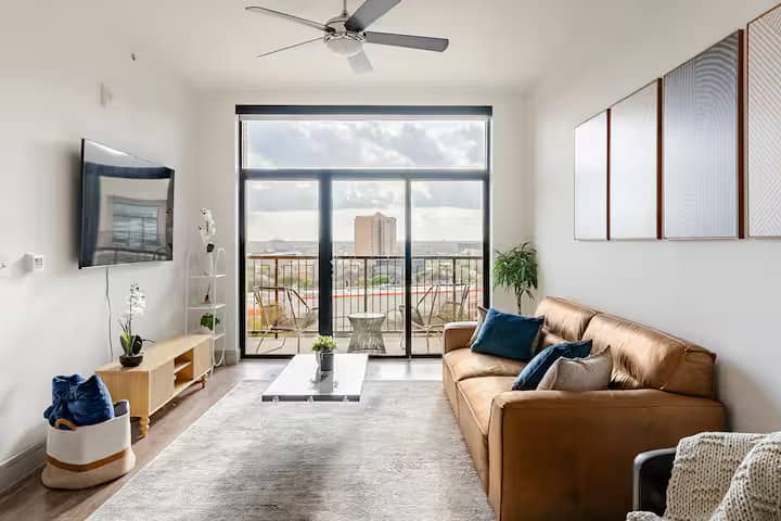 City Skyline Views | Near Nrg + Tmc | Pool | Gym - Houston