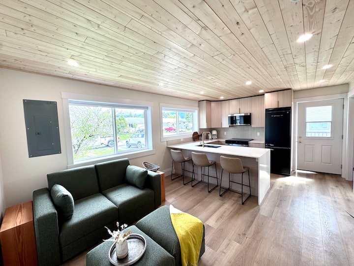 1 Bed/1 Bath - Modern & Close To Downtown/river - Kitimat