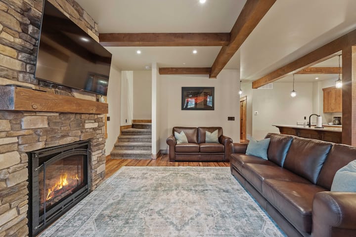 Mins Yellowstone, Hot Tub, Fire Pit, Sleeps 24! - Idaho