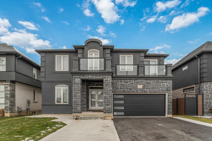 The Refined Niagara Falls Retreat |The Grand Four - Niagara Falls