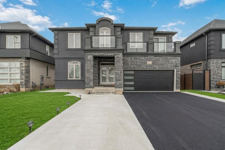 The Grand Four – New Luxury Home In Niagara Falls - Niagara Falls