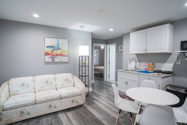 2 Bedroom/3 Miles From Beach - Naples, FL