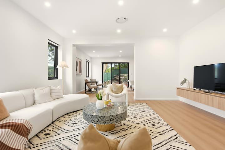 Modern Family & Pet Friendly 5br Home | Chatswood - Ryde