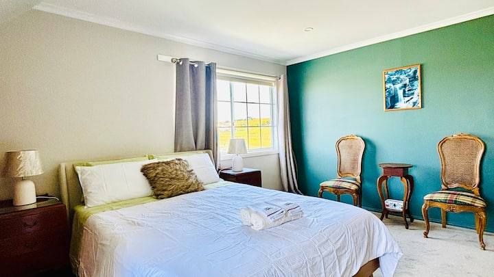 Spacious Queen Room With Memory Foam Mattress - Stanley