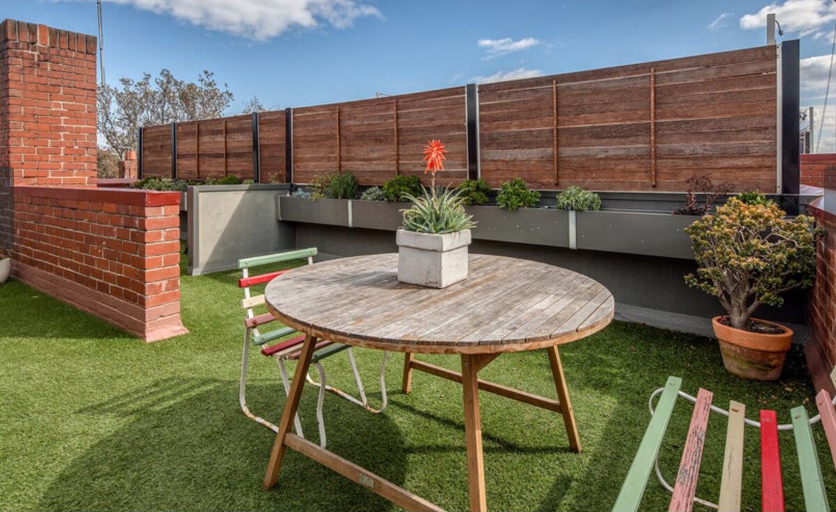 St Kilda Beach Hideaway - Flats for Rent in Saint Kilda West, Victoria ...