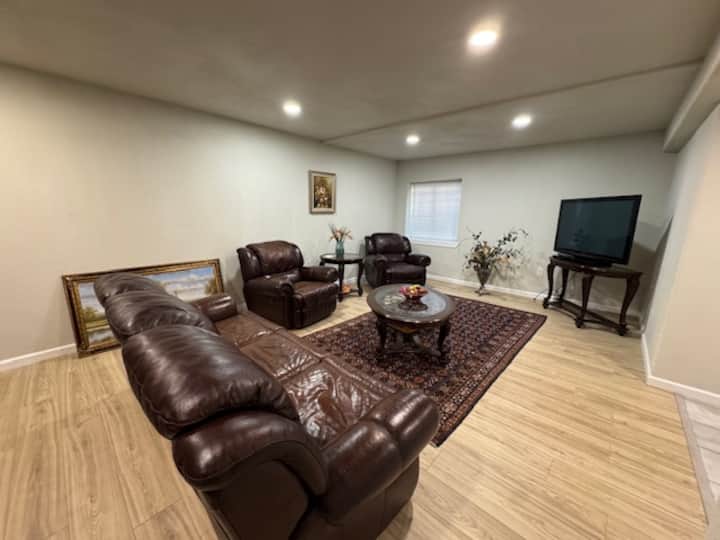 Side Entry Walkout Basement 2bed/2bath Apartment. - Thornton, CO