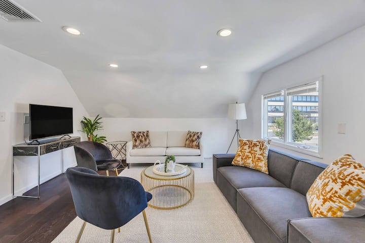 Apartment Near Lirr- Centrally Located ! 3br 1bath - Westbury, NY