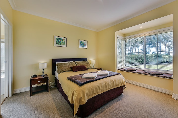 Two-bedroom Two-bathroom Cottage - Lakes Entrance