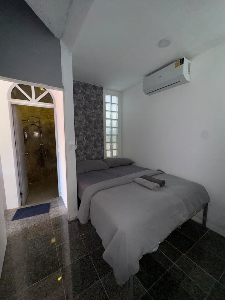 P4| Private Double Room With Shared Bath Jacuzzi - Patong Beach