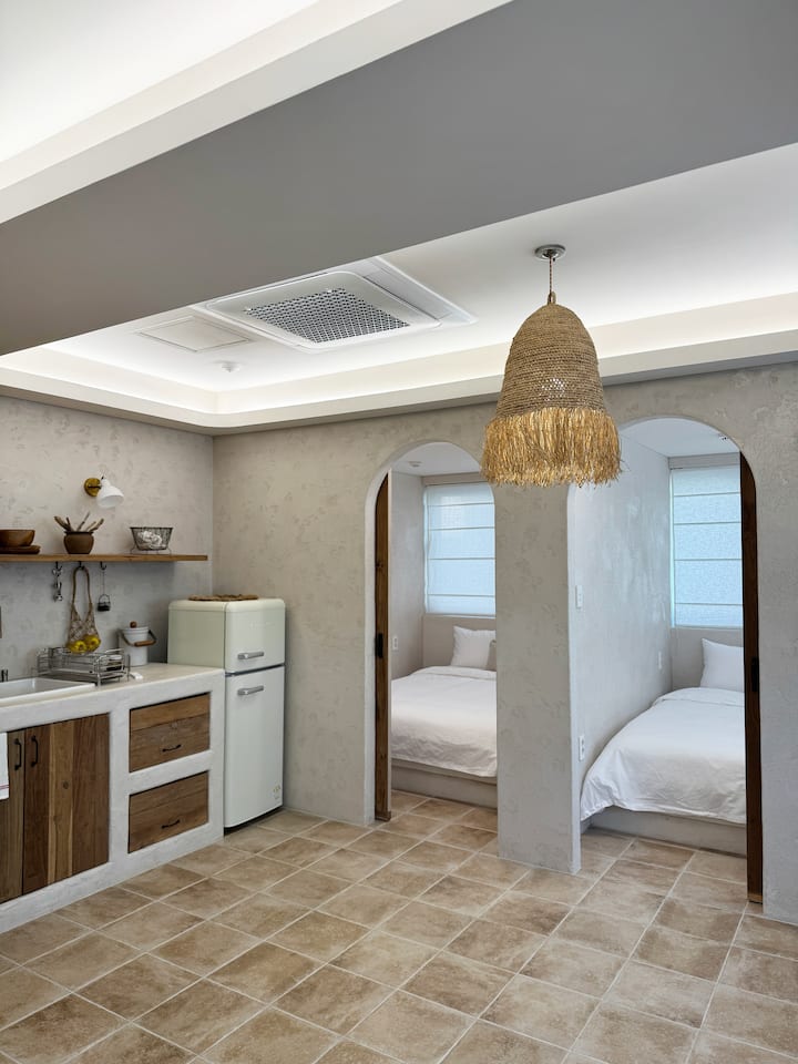 (오픈이벤트 진행중) 전포동 한가운데 유럽 감성 스테이 꼬꼬마리_마리룸 - Busan