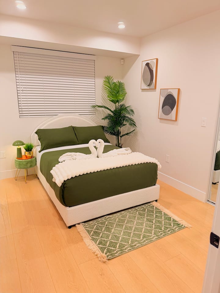 Hollywood Sage Suite • Private Bath • Walk Of Fame - West Hollywood, CA