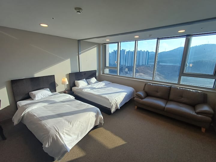 [The편안20 트리니Hotel 용인] 신규할인 가족여행 더블침대1개, 싱글침대 1개 - 포곡읍