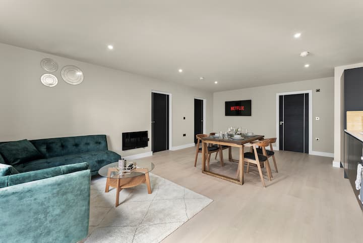 Elegant Birmingham Apartment - Parking - Solihull