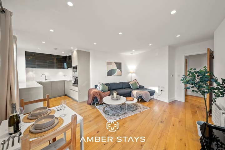 Stylish 1-bed Canning Town Stay For Two - Barking