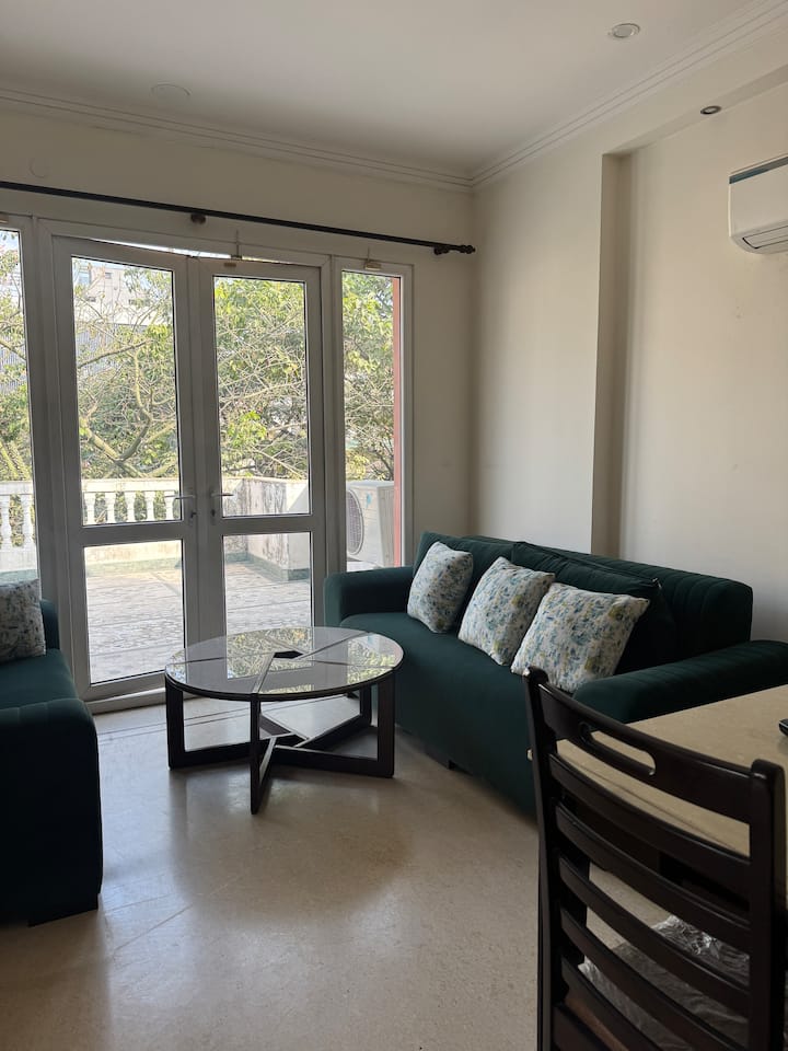 2bhk No Curtains Or Bedsheet -