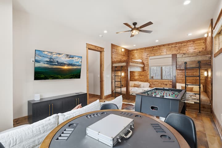 Chalet de montagne moderne et confortable avec jacuzzi et foyer ...