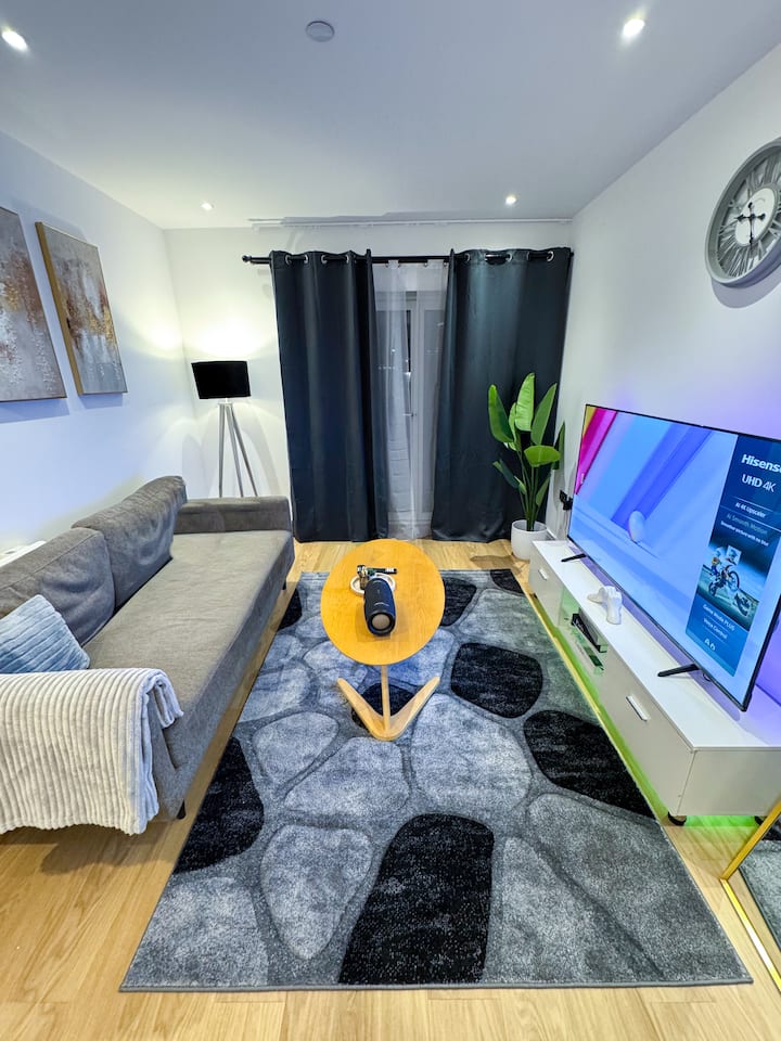 Spacious City Lake-view Apartment/big Balcony - Birmingham