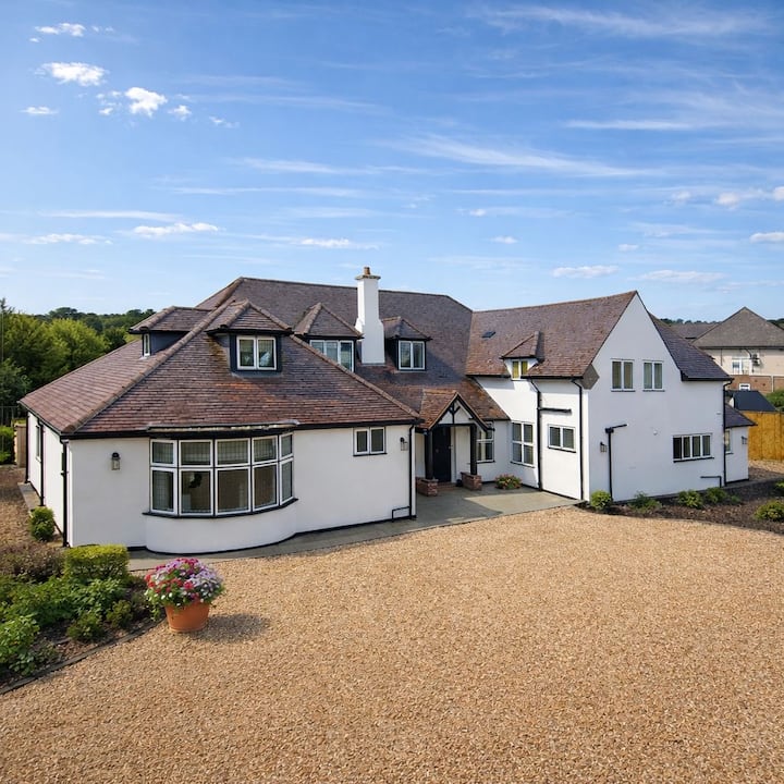 Luxury Spacious Family Home 7+beds Hot Tub/darts - Berkshire