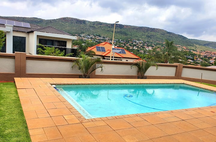 Ruimsig Cottage -Wifi, Solar, Pool, Secure. - Krugersdorp