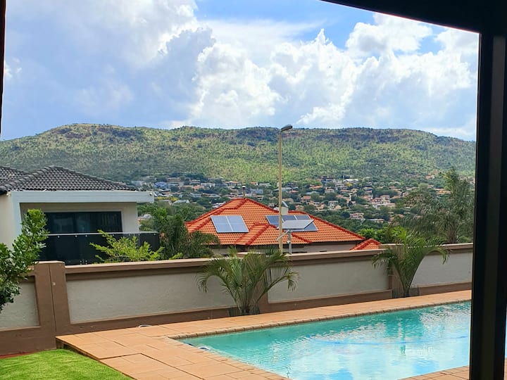 Ruimsig Cottage -Wifi, Solar, Pool, Secure. - Krugersdorp