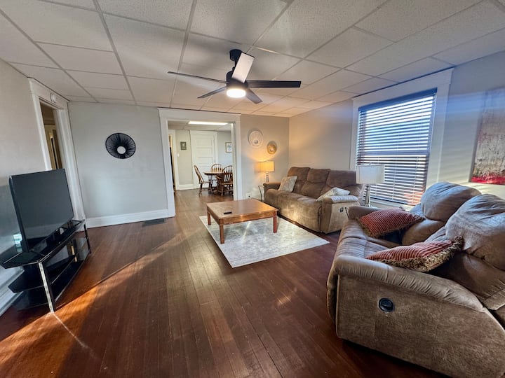 Comfy Home On Broadway - Charleston, IL