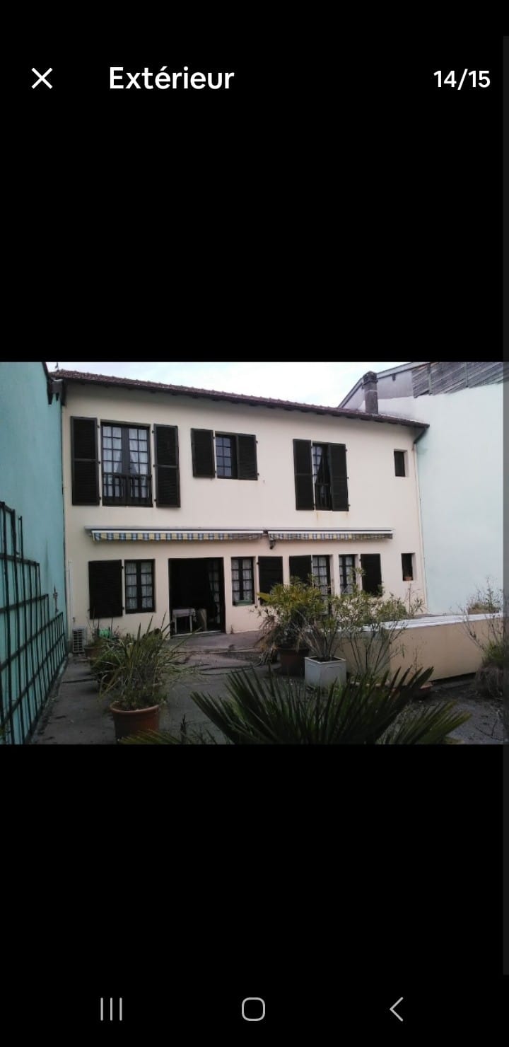 Vaste Maison De Ville Avec Grand Patio - France