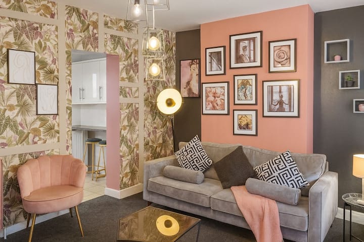 The City Centre 10 Bed Retreat Canterbury |Hot Tub - Isle of Sheppey