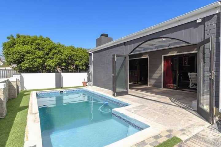 Poolside Beach Escape - Franskraal
