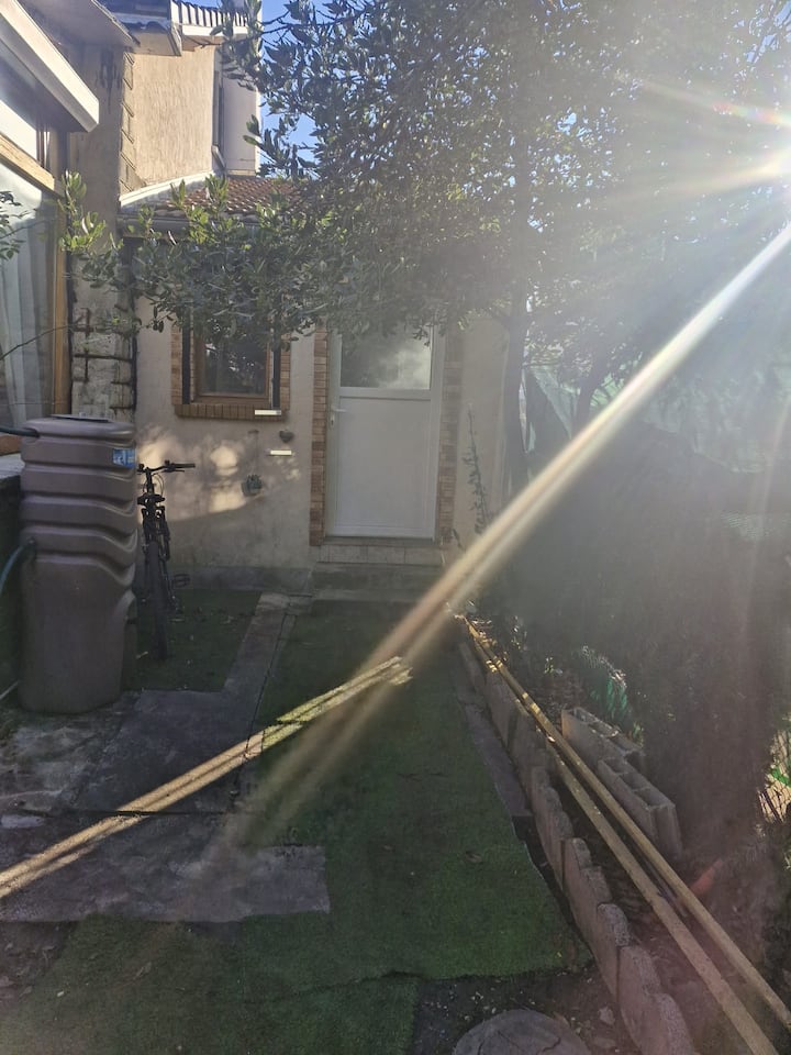 Studio Calme  Dans Jardin à 25 Minutes De Paris - ibis Styles Antony Paris Sud