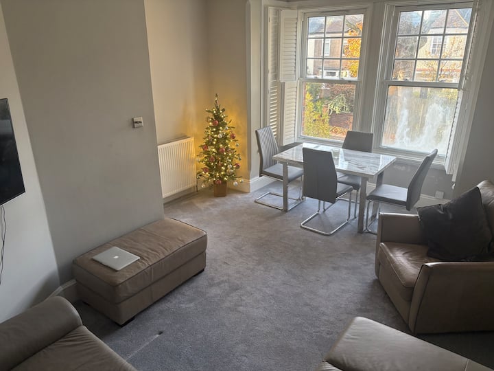 Beautiful Flat In Kew 
Shops, Station, Restaurants - Brentford