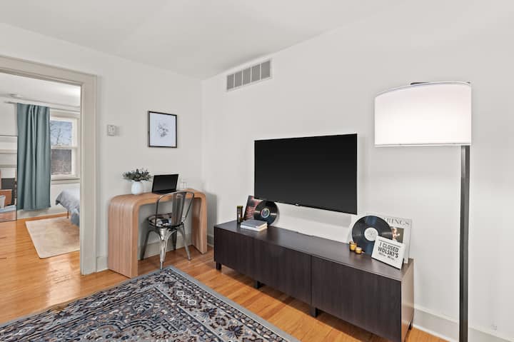 1br 1ba Upper Duplex In Bay View W/ Garage Parking - Milwaukee, WI