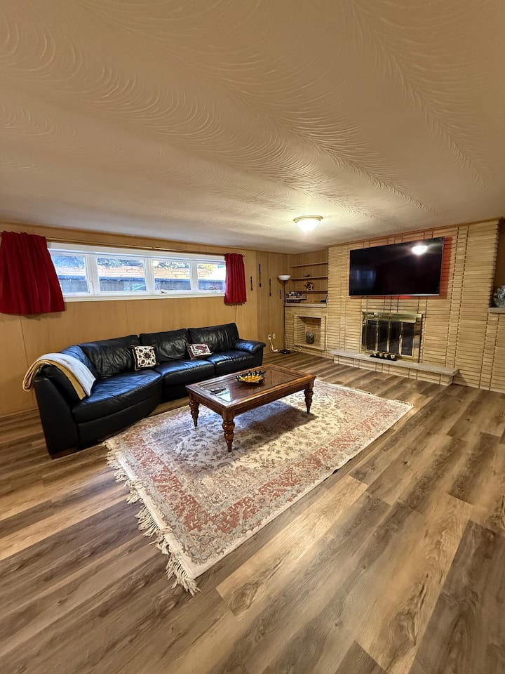 Prime Location | Peaceful, Work-ready Stay - Toronto, ON