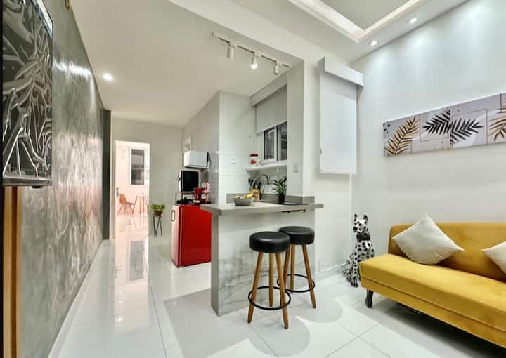 Lindo Quarto E Sala Com Garagem Em Copacabana - Brasil