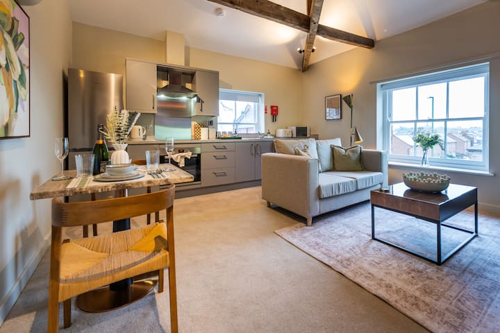 Stylish, And Newly Renovated Penthouse Apartment - Shrewsbury