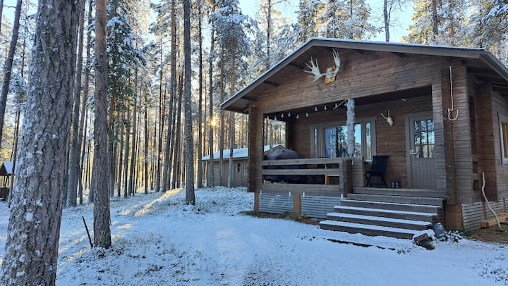 Erämökki Omassa Rauhassa Järven Rannalla Ivalossa. - Ivalo
